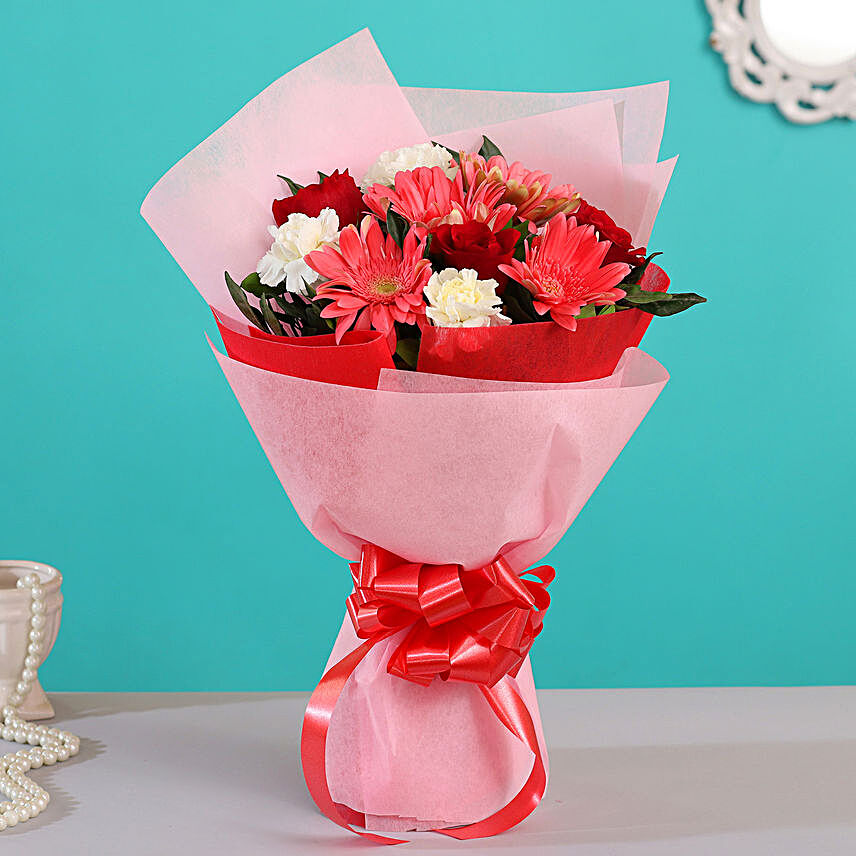 Top 10 Romantic Gift Ideas for National Girlfriend Day | FNP
